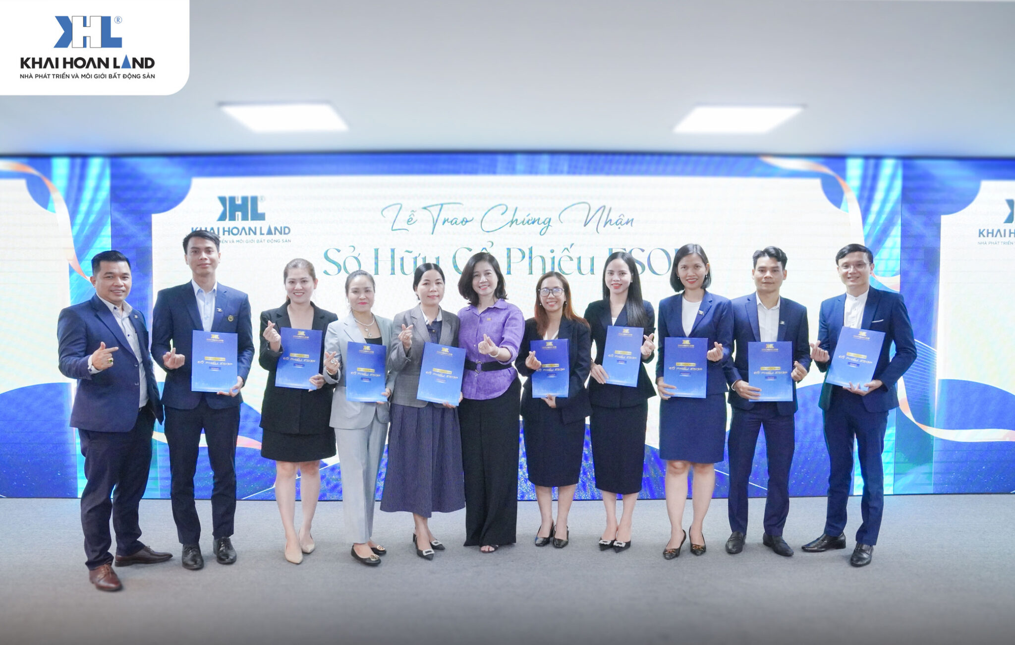 NGẬP TRÀN CẢM XÚC VỚI LỄ TRAO CHỨNG NHẬN SỞ HỮU CỔ PHIẾU ESOP 2025 CHO CB-NV ƯU TÚ CỦA TẬP ĐOÀN ...